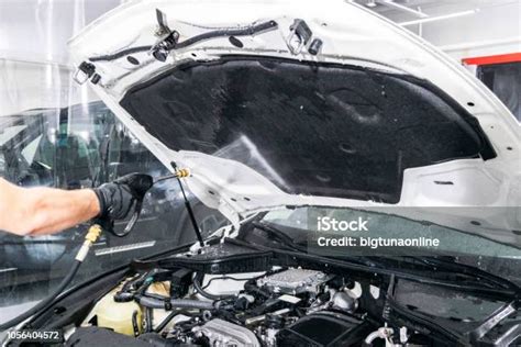 자동차 적입니다 가압된 수로 수동 세차 엔진입니다 자동차 엔진 물 노즐을 세척 자동차는 작업자 청소 자동차 세차에 대 한 압력 와셔를 살포 하는 남자 강철에 대한 스톡 사진