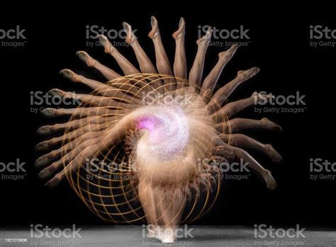 어두운 배경에 혼합 빛에 고립 된 움직임과 행동에 어린 소녀 리듬 체조 선수 발광 이미지에 대한 스톡 사진 및 기타 이미지 발광 이미지 사진 이미지 조명 장비