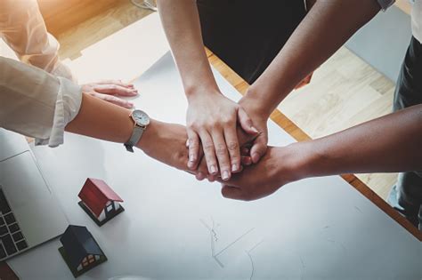 비즈니스 사람들이 그들의 손을 함께 퍼 팅입니다 손 보여주는 화합과 팀워크의 스택과 함께 친구 개념에 대한 스톡 사진 및 기타 이미지 Istock