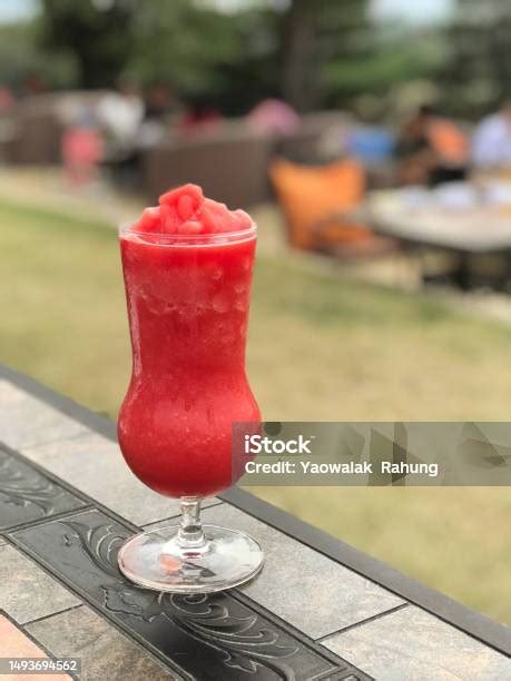유리에 담긴 수박 스무디가 테이블 위에 아름답게 놓여 있습니다 상쾌한 과일 스무디 0명에 대한 스톡 사진 및 기타 이미지 0명 건강한 생활방식 건강한 식생활 Istock