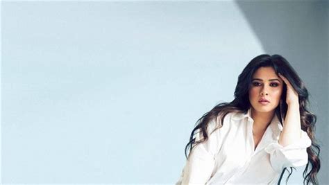 ما زالت الفنانة ياسمين عبد العزيز تواصل نشر فيديوهاتها وصورها من صالة