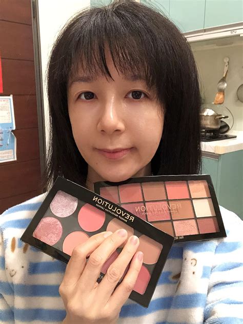 英國彩妝品牌revolution玩妝革命15色眼影盤繆思極致八色頰彩盤水光瓷肌粉底棒一抹美顏毛孔隱形膏裸光絲柔控油蜜粉開箱試色