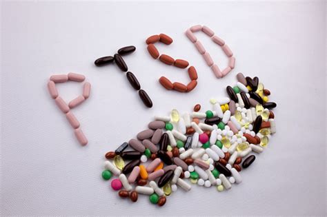 텍스트 캡션 영감 의료 건강 개념 알 약 캡슐 단어 복사 공간 배경 Ptsd에 흰색 절연로 작성 된 쓰기 개념적 손 정신적 스트레스에 대한 스톡 사진 및 기타 이미지