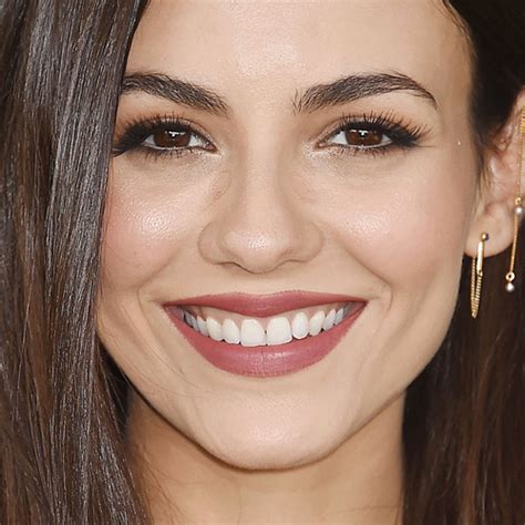 Victoria Justices Makeup Photos And Products Steal Her Style