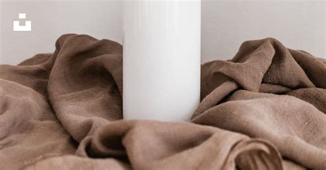 흰색 테이블에 흰색 플라스틱 병 사진 Unsplash의 무료 제품 이미지