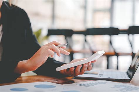 계산기를 사용하여 사무실 비즈니스 아이디어에서 비즈니스 데이터 회계 문서 및 랩톱 컴퓨터를 계산하는 비즈니스 여성 또는 회계사 가계에 대한 스톡 사진 및 기타 이미지