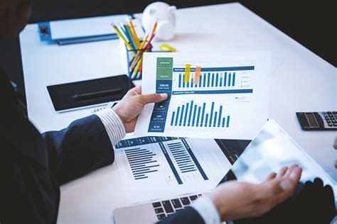 비즈니스 사람들이 논의 하 고 차트를 가리키는 그래프 결과 시작 새 프로젝트 그룹 사무실 회의실에서 회의 대 한 보고 브레인 스토밍과 팀웍 성공적인 직장 전략 개념입니다