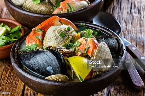 칠레 전통음식 풍부한 맛과 신선한 재료 원주민과 스페인 문화의 융합 시각적 매력과 문화적 의미