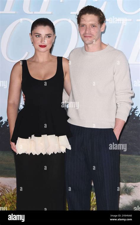 Eve Hewson Und Billy Howle Bei Der Premiere Der Netflix Mini Serie The