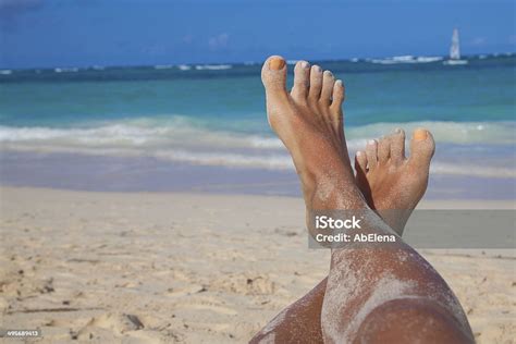 Foto De Sandy Pernas Na Praia E Mais Fotos De Stock De Beleza Beleza