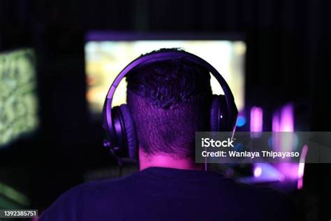 여러 가지 색상의 네온 조명이있는 방에서 헤드폰으로 게임을하는 남자의 클로즈업 샷 사람들에 대한 스톡 사진 및 기타 이미지 사람들 컴퓨터 모니터 한 사람 Istock