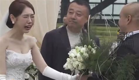婚礼现场新娘致辞激动“0帧”哭泣，新娘回应 爱奇艺
