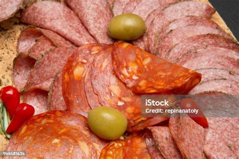 코르크 나무 보드에 살라미와 쵸 릿 죠 소시지와 차가운 고기 접시 건조한에 대한 스톡 사진 및 기타 이미지 건조한 고기 델리카트슨 Istock