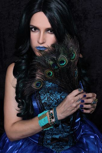 검은 머리와 공작 깃털을 가진 파란색 코르셋 드레스를 입은 백인 여자 검은색에 대한 스톡 사진 및 기타 이미지 검은색 공작 깃털 공작새 Istock