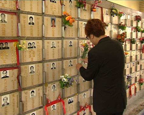 人質家屬到領隊謝廷駿靈前拜祭 Now 新聞
