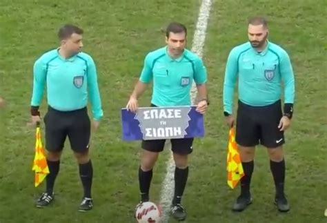 ΑΡΕΣΕ Ο ΒΛΑΧΟΣ ΣΕ ΜΠΕΝΕΤ ΚΑΙ ΜΑΝΤΑΛΟ ΟΠΩΣ ΚΑΙ ΣΤΟΝ ΠΑΡΑΤΗΡΗΤΗ ΣΤ ΦΛΩΤΣΙΟΣ ΓΙΑ ΤΗΝ ΑΨΟΓΗ