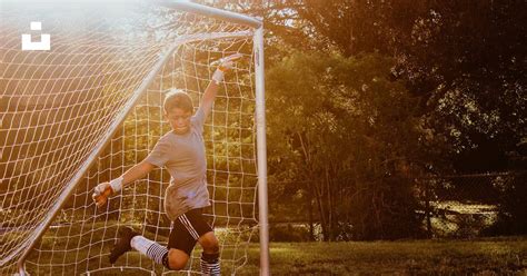 축구 골대 옆에서 검은 축구공을 차는 소년 사진 Unsplash의 무료 갈색 이미지