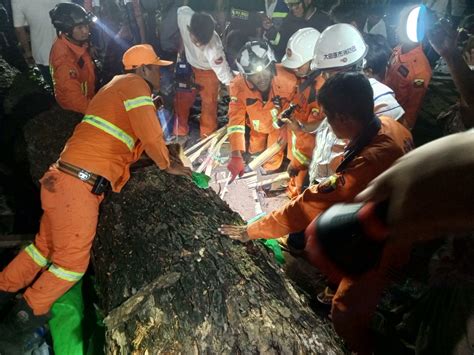 Mandalay မန္တလေးမှာ မိုးရွာ၊ ငလျင်လှုပ်ပြီးနောက် ငလျင်ရှောင်တဲပေါ် သစ်ပင်လဲကျလို့ သားအဖနှစ်ဦး