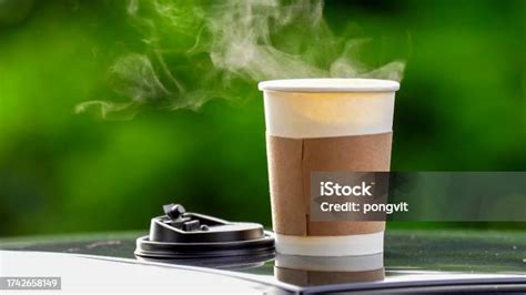 아침에 일출에 자동차 지붕 녹색 나무 배경 위에 종이컵에 커피 테이크아웃 선택적 초점 부드러운 초점 0명에 대한 스톡 사진 및