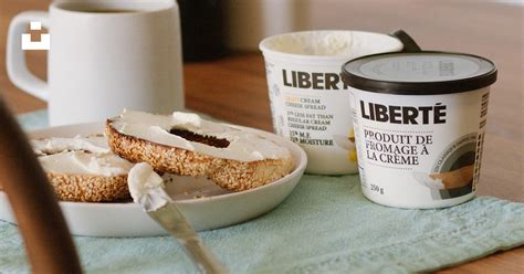 파란색의 테이블에 갈색 빵 옆에 있는 흰색과 검은색 세라믹 머그잔 사진 Unsplash의 무료 커피 이미지