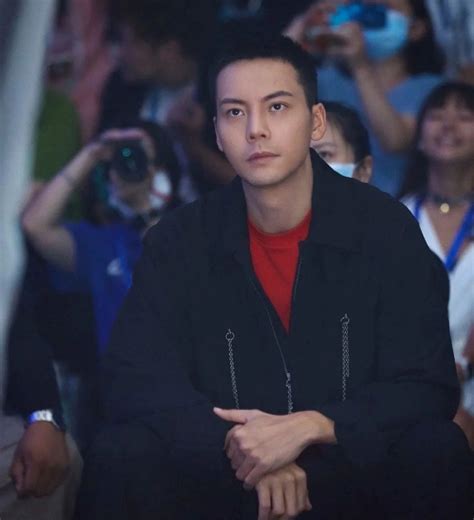 陈伟霆何穗疑似恋情曝光女方曾在微博晒结婚证疑似曾闪婚闪离 腾讯新闻