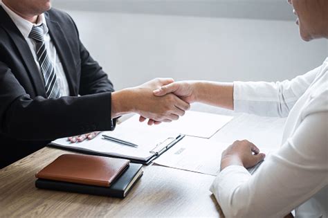 성공적인 면접 상사 고용주 위원회 또는 정장 및 신입 사원의 이미지 가 좋은 거래 협상 인터뷰 경력 및 배치 개념 후 악수 경영자에 대한 스톡 사진 및 기타 이미지 Istock