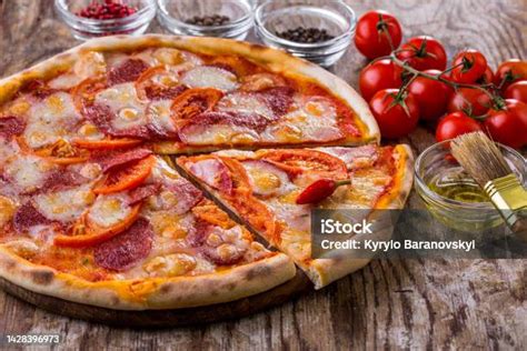 토마토 소시지 고추를 곁들인 피자를 나무 테이블에 놓고 테이블 위에 놓인 항아리에 후추 옥수수가 들어간 체리 토마토와 함께 고기에 대한 스톡 사진 및 기타 이미지 Istock