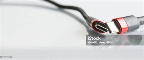 밝은 배경에 전선이 있는 두 개의 빨간색검은색 Usb Typec 커넥터 미니멀리즘 연결 데이터 전송 및 충전 가젯을 충전하는
