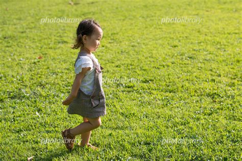 芝生を歩く少女 写真素材 [ 3206560 ] フォトライブラリー Photolibrary