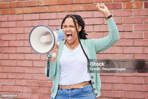 확성기 발표 외침 화난 흑인 여성은 민주주의 투표 정부 정의 또는 인권에 항의합니다 글로벌 변화 집회 마이크 소음 연설 및 인종