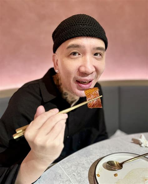 照片上的這個男人，是我先生。50歲，人生過得太過抓馬、比我還離奇百倍。這幾天是 Selena陳珮甄 大姐不跑三點半