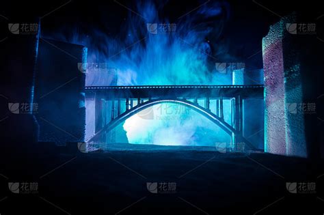 城市的末日遗迹灾难的效果夜景被战争摧毁的城市摧毁了摩天大楼