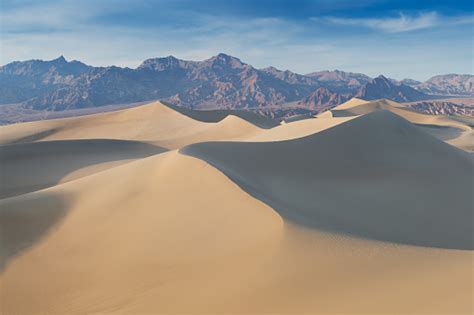 메스키트 플랫 모래 언덕에서 이른 아침 햇빛 모래 언덕과 산 데스 밸리 국립 공원 캘리포니아 미국 스토브 파이프 우물 모래 언덕