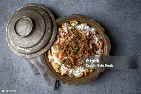 Kastamonu Tirit 식사 요구르와 빵의 터키 전통 음식 터키어 이름 티릿 케바비 건강한 생활방식에 대한 스톡 사진 및 기타 이미지 Istock