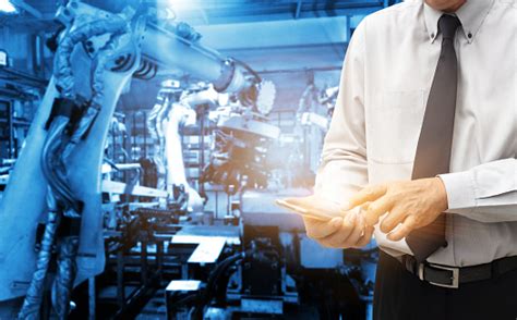 스마트 공장 배경에서 무선 로봇 팔을 자동화하여 태블릿 또는 컨트롤러를 들고있는 사람 자동차 부품 산업에서 용접 로봇의 혼합 매체 0명에 대한 스톡 사진 및 기타 이미지