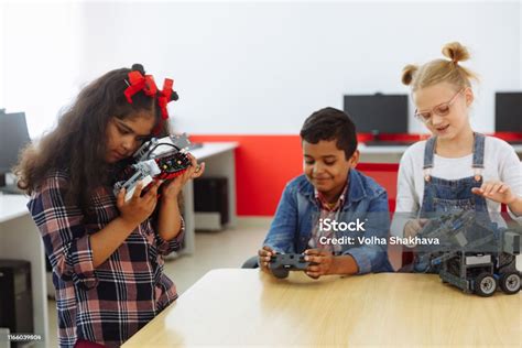 학교에서 기술 프로젝트에 종사하는 크리에이티브 키즈의 혼합 인종 그룹 학생 소년과 소녀 놀이와 클래스에서 로봇을 제어하는 법을 배웁니다 Diy에 대한 스톡 사진 및 기타