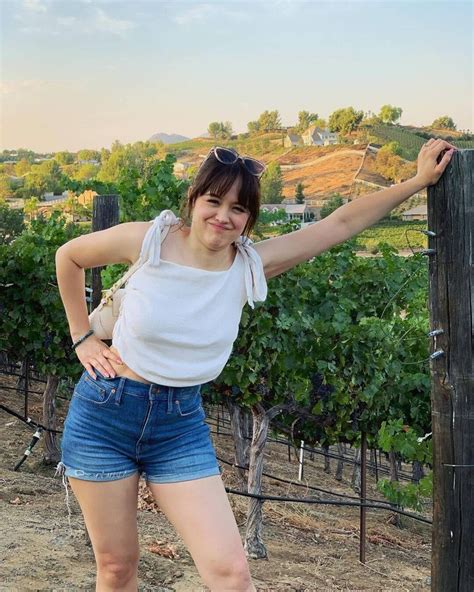 Hayley Orrantia Outfits Style And Looks How To Look Classy