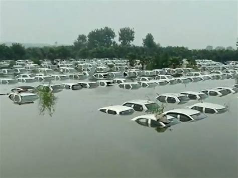 Noida Eco Tech 500 Vehicles Submerged Due To Flood In Hindon River
