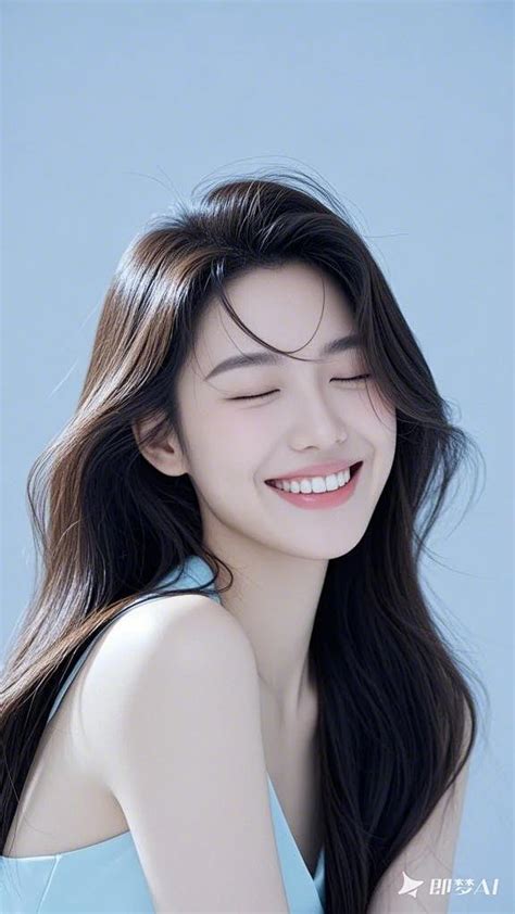 长发飘飘，意境唯美，微笑，闭眼，头发飘逸顺滑，简单背景，发丝精细清楚微卷柔顺，无杂发不毛躁，发根清爽不油腻，侧身，头发画面完整，冷色调，模特年轻颜值高 花瓣网