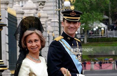Headdress Mantilla Photos And Premium High Res Pictures Getty Images