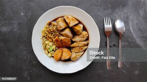 Pempek 또는 Empekempek 또는 생선 케이크는 타피오카 가루 또는 사고 가루 계란 으깬 마늘 향료 및 소금과 혼합 된 부드러운 분쇄 생선 고기로 만든 음식입니다