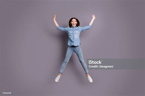 여름 휴가를 기념하는 스타 모양에서 높은 점프 미친 여자의 전체 길이 사진은 캐주얼 청바지 의상 고립 된 회색 배경을 착용 시작 경외감에 대한 스톡 사진 및 기타 이미지