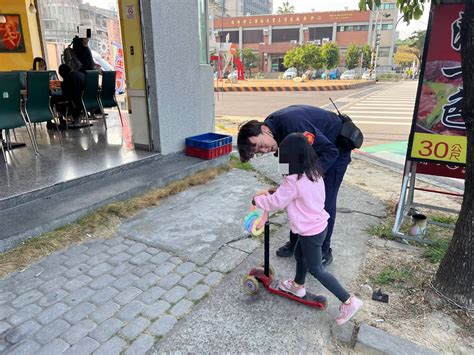 迷路幼童哭泣蹲坐路邊｜霧峰暖警熱心助返家
