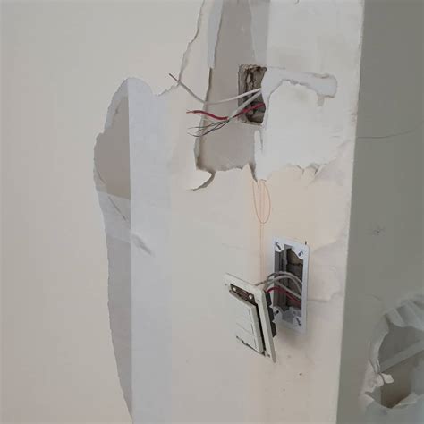 디자인팍스전기조명 개포동 현대2차 전기공사중~~ 40년정도되가는 아파트입니다 인테리어공사하면서 전기