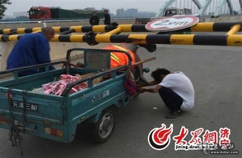 大货车撞倒限高杆逃逸 环卫工杆砸中身亡大西北网