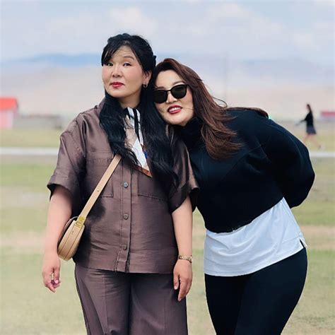 Untsug Mn Хүний эгч Манай эгч надаас хоёр насаар эгч л дээ Тэрсхэн өссөн учир хувцсаа