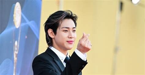 [사진]뱀뱀 사랑해요 조선비즈