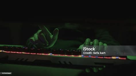 다채로운 Rgb 키보드 타이핑 해커 또는 코더 녹색 불빛에 손가락으로 코드 작성 Php 프로그래밍 언어에 대한 스톡 사진 및