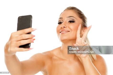 白い背景の上に Selfies を作る若い美しい女性 1人のストックフォトや画像を多数ご用意 1人 エステティックサロン カットアウト Istock