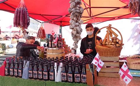 Ріг для вина і танці у Києві стартував колоритний фестиваль Вечірній Київ